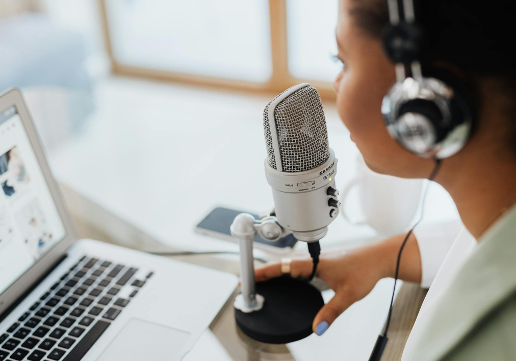 How to Combine Video with Voice Over on iPhone — Clideo