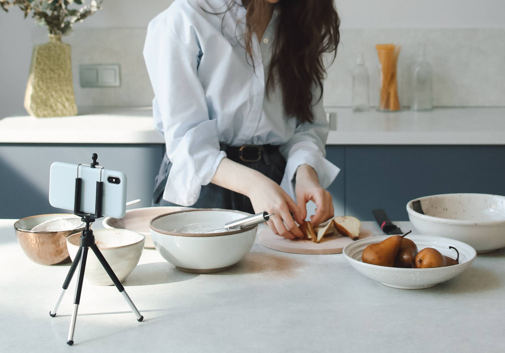 How to Vlog on Your Phone — Clideo