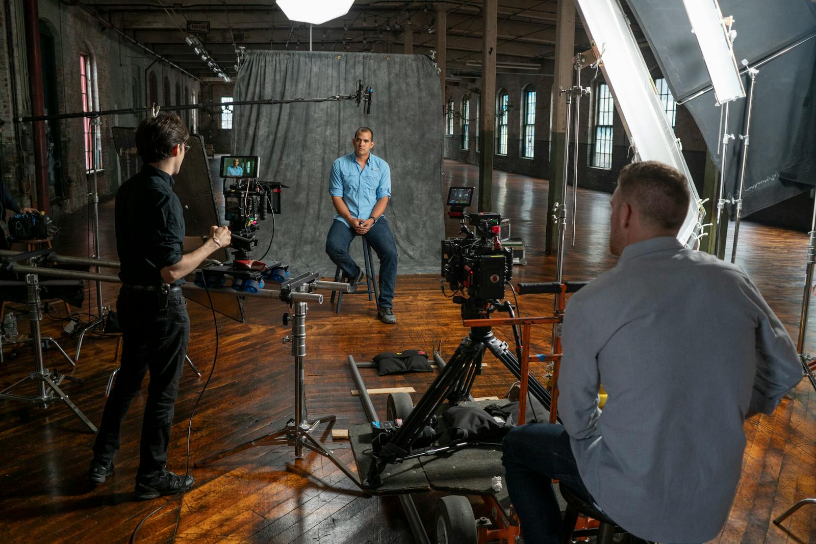 Why Vloggers Should Try Multi-Camera Production — Clideo
