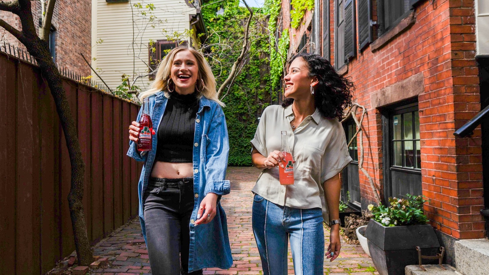 The Walk and Talk Storytelling Technique for Vloggers — Clideo